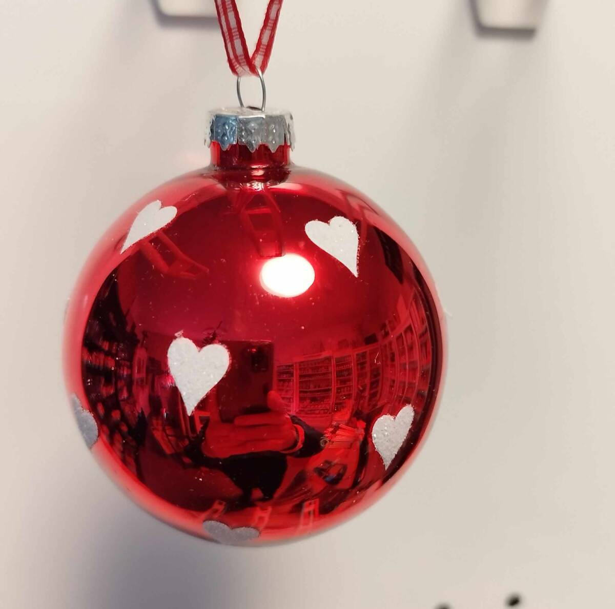 Greengate Bombka szklana Heaven red czerwona białe serca 8cm - Home & Gifts